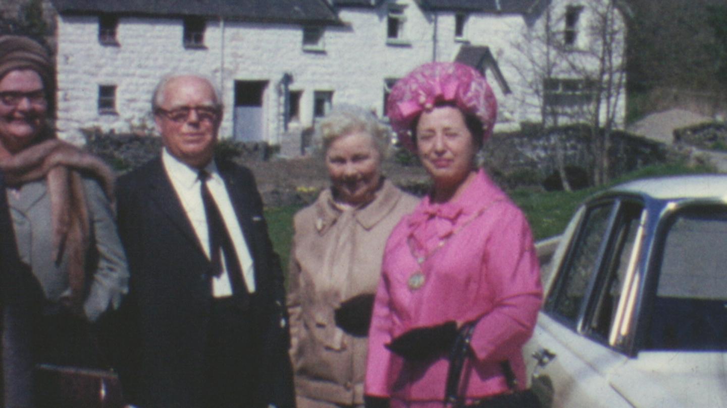 Watch Dadorchuddio plac Ffynnon Felin Bach – Cynan online - BFI Player